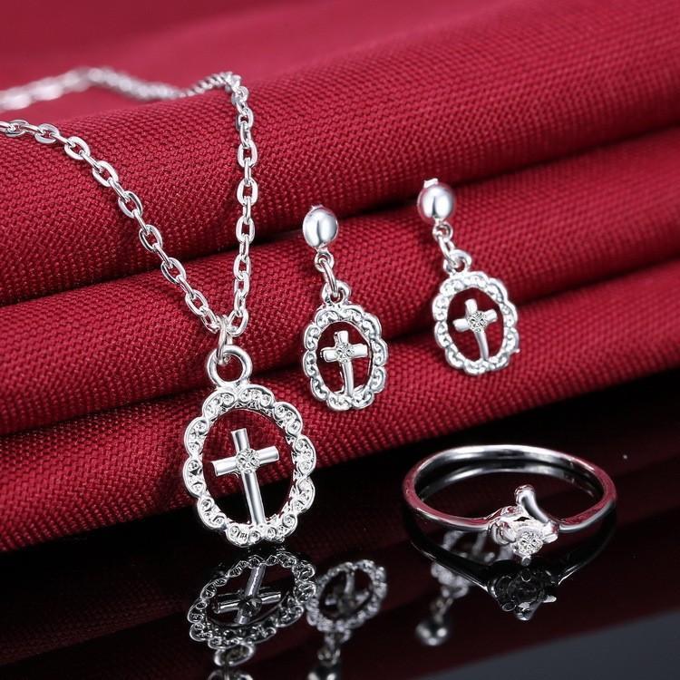 ピアス?ネックレス?指輪のアクセサリー3点セットです。【サイズについて】画像をご参照下さい。【素材について】合金【カラーについて】生産ロットにより柄の出方や色の濃淡が多少異なる場合がございます。お使いのモニターや撮影時の光の加減などにより画...