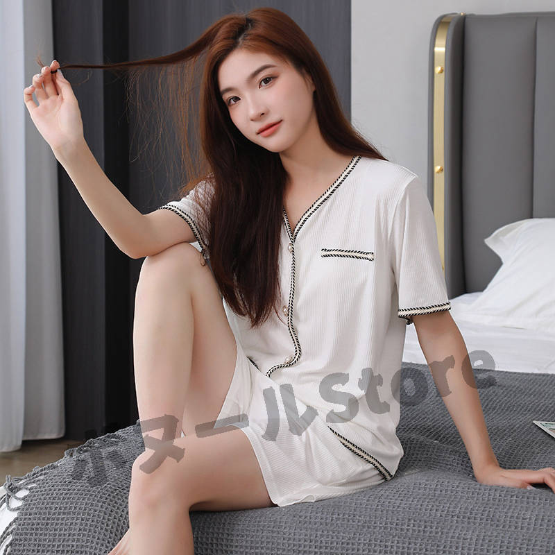 -商品説明- カラー：3色 サイズ：画像をご参照ください 素材：人工繊維 オススメポイント：甘いピンク色がキュートなルームウェア。お花のレースをあしらったデザインがロマンチックな雰囲気で可愛らしさ抜群。肌触りの気持ちいいサラリとした素材も魅...