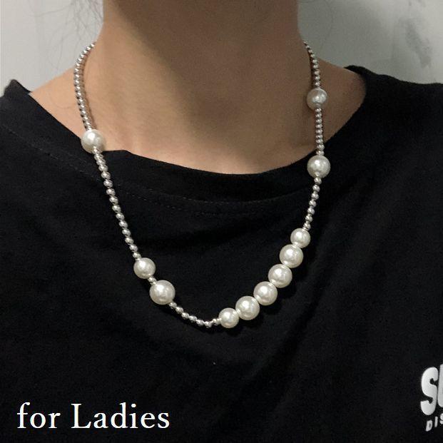 フェイクパール＆ボールチェーンのお洒落なデザイン?アシンメトリーのレディース用ネックレスです。ちょっとした贈り物にもオススメのアイテム☆【サイズについて】画像をご参照ください。【カラーについて】生産ロットにより柄の出方や色の濃淡が異なる場合...