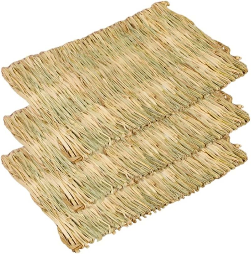 【高級天然素材】本製品は天然芝を使用しており、健康的で安全で、かわいいペットにも安心してご使用いただけます。 【パッケージ内容】わらマット3枚。サイズ：約28*20*1cm 重さ：約230g。小動物用寝具マットは、乾いた草の自然な感触を好む...