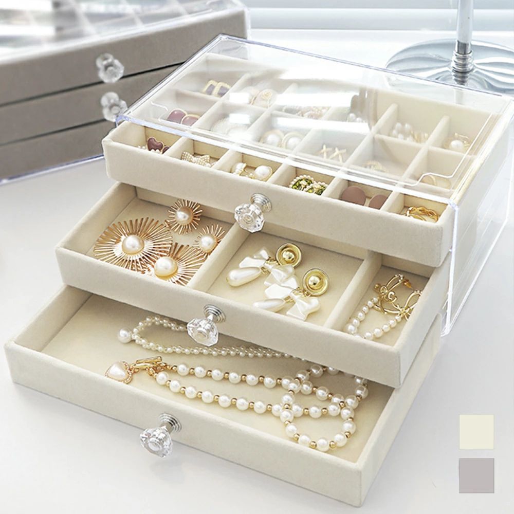 お手持ちのジュエリーやアクセサリーなどの小物を一括管理できる3段引き出しジュエリー収納ボックスが入荷しました。 多層構造になっており、ジュエリーの種類ごとに整理しやすくなっています。 透明なカバーが付いているため、一目で中のアクセサリーを確...