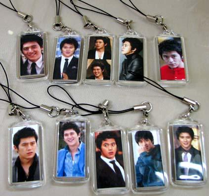 3個でセットになっております。 表裏ともプロマイド写真が入ったストラップです。 材質/強化アクリル 入荷が一定しませんので、種類はご選択できません。 新柄の画像に順次変わっておりますので、 掲載の画像でないものも入荷しております。 3個柄ア...