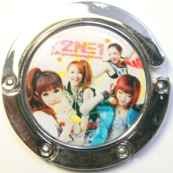 常時携帯すれば、レストラン等でカバンの置き場に困るときにとても便利！ 重量のあるカバンほど、しっかり机にフィットして下に落ちません しまった時の直径4.5cm(開いたとき3.5cm) ※テーブルの厚さやテーブルの縁の形によっては、うまく掛け...