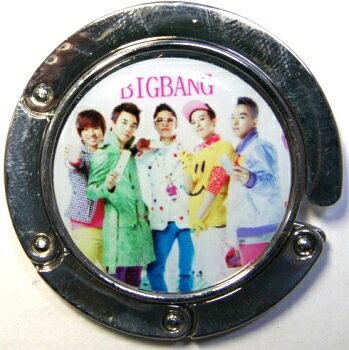 常時携帯すれば、レストラン等でカバンの置き場に困るときにとても便利！ 重量のあるカバンほど、しっかり机にフィットして下に落ちません しまった時の直径4.5cm(開いたとき3.5cm) ※テーブルの厚さやテーブルの縁の形によっては、うまく掛け...