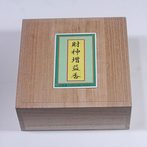 財神を供養するためのお香。 財神増益香　100g 桐箱の大きさ：10センチ×10センチ×4.5センチ 粉の財神増益香です。とても厳かな感じのする匂いです。 わずかな水を加えて練ってコーン型に整形して乾燥後に使うのもOKです！ 粉を匂い袋に入...