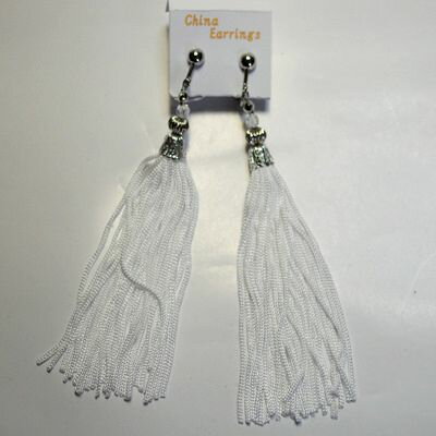 イヤリングか、ピアスのいずれかをご選択下さい。 金具の色も、金色（ゴールド）と銀色（シルバー）のいずれかをご選択下さい。 全長：約10cm〜11cm ※房の色は入荷によって、若干色合いが変わる場合がございますので、あらかじめご了承下さい。　