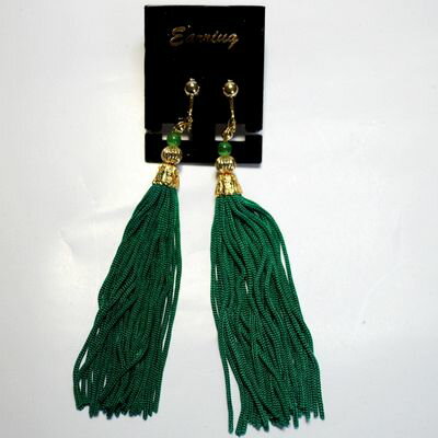 イヤリングか、ピアスのいずれかをご選択下さい。 金具の色も、金色（ゴールド）と銀色（シルバー）のいずれかをご選択下さい。 全長：約10cm〜11cm ※房の色は入荷によって、若干色合いが変わる場合がございますので、あらかじめご了承下さい。　