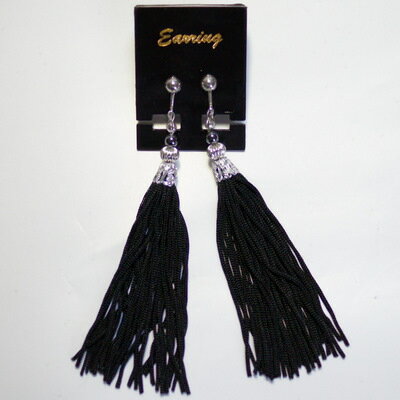 イヤリングか、ピアスのいずれかをご選択下さい。 金具の色も、金色（ゴールド）と銀色（シルバー）のいずれかをご選択下さい。 全長：約10cm〜11cm ※房の色は入荷によって、若干色合いが変わる場合がございますので、あらかじめご了承下さい。　