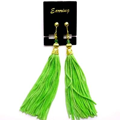 イヤリングか、ピアスのいずれかをご選択下さい。 金具の色も、金色（ゴールド）と銀色（シルバー）のいずれかをご選択下さい。 全長：約10cm〜11cm ※房の色は入荷によって、若干色合いが変わる場合がございますので、あらかじめご了承下さい。　