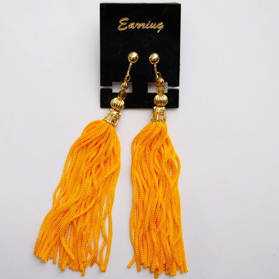 イヤリングか、ピアスのいずれかをご選択下さい。 金具の色も、金色（ゴールド）と銀色（シルバー）のいずれかをご選択下さい。 全長：約10cm〜11cm ※房の色は入荷によって、若干色合いが変わる場合がございますので、あらかじめご了承下さい。　