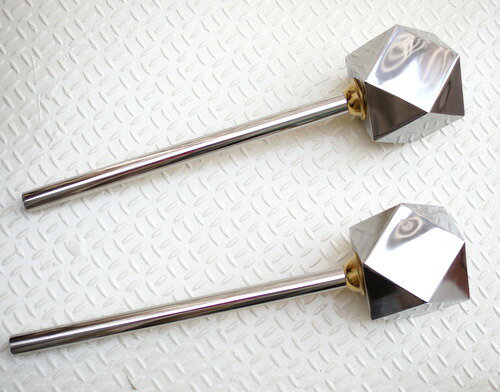 ※再入荷＝持ち手も金属質なものになっております（画像更新中） 「錘」は打撃系の器械です、戦いの中で刀剣類が発達して殺傷力が強くなり、次ぎにはその刃を防ぐため防具が発達してきます、特に鎧は布、皮、金属と刃物に対しての防御力が増してきました、そ...