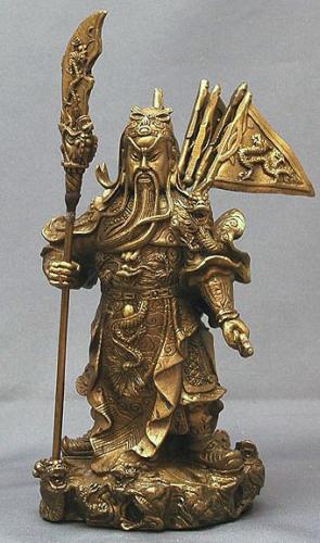 大きさ：高さ17センチ 銅製（真鍮） 軍旗が五本ついており取り外しができます。 ※金属製ですので輸送の関係上、多少すれや凹みがあることがありますが使用に問題ありません。色も多少変わることがあります。 三国志の中心人物の一人。身の丈9尺（1....