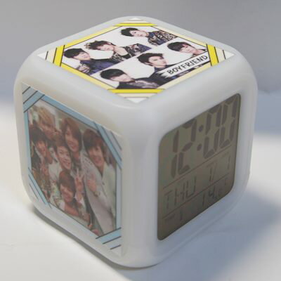 1辺の長さ：8cm 7色に変化するアラーム温度計付き置き時計 DEMO、ON、OFFfスイッチあり 底のTAPボタンを押すとすぐにデモが始まります。 単4電池4個で光稼動、ボタン電池2個で時計稼動 4面に貼っている写真は様々ですので、ご選択...