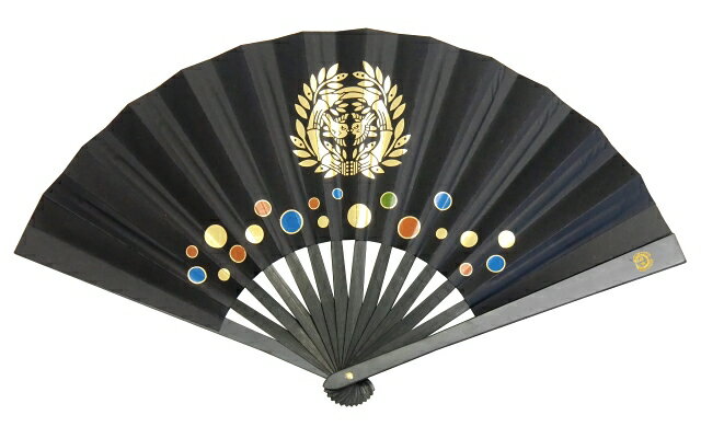 全長24cm 金家紋入、扇子袋、箱入。　 片面は黒地に「竹に雀」の家紋が金色で入っています。家紋の下に伊達政宗愛用の陣羽織に描かれていた円形模様が入っています。もう片面には「伊達政宗」の文字と花押が金色で入っています。 戦国時代以後、武士が...