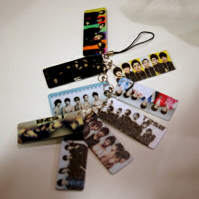 爆竹型ストラップ大 カード1枚の大きさ：2cm×5cm カードの表裏に写真が印刷されており、数珠繋ぎされた写真を見ると、それはもうストラップとしては圧巻です。 種類はご選択できませんので、ご了承下さい。　