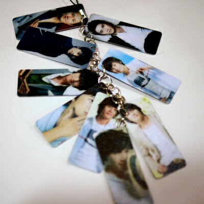 爆竹型ストラップ大 カード1枚の大きさ：2cm×5cm カードの表裏に写真が印刷されており、数珠繋ぎされた写真を見ると、それはもうストラップとしては圧巻です。 種類はご選択できませんので、ご了承下さい。　