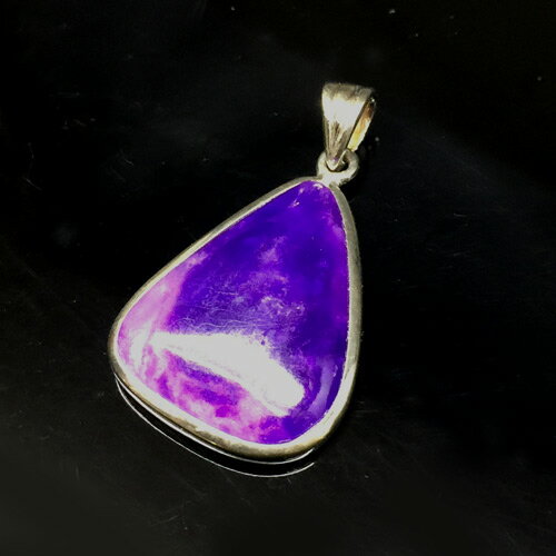 三大ヒーリングストーンのひとつスギライトのペンダントです。 全長約31ミリ（マルカンを含みます）幅約20ミリ 人間の持つ潜在能力を最大限に引き出し、さまざまな状況変化に対応できすことができるといわれています。三大ヒーリングストーンのひとつス...