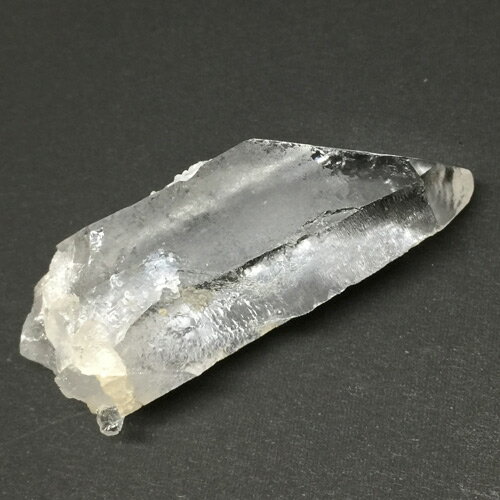 全長75mm　幅約30ミリ　奥行約23ミリ　重さ約70gトライゴーニック水晶とは先端を作るファセットと言われる面や側面にレコードキーパーの三角形とその逆方向の三角形の刻印が生成されたもの。その数は非常に少なく貴重とされている。特に逆三角形の...