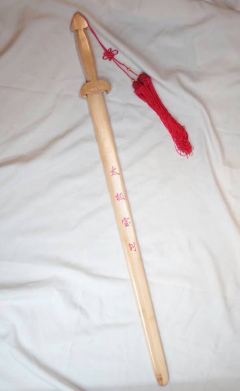 ※刀身が少し茶色っぽくなって再入荷 鞘付き木剣 全重量：約330g 鞘なし：約210g 全長：鞘含む約99cm、鞘なし約92.5cm 刀身：約70cm 再入荷で、部分的な造りや色合い、重量や長さが変わって入荷する場合もございますので、あらか...