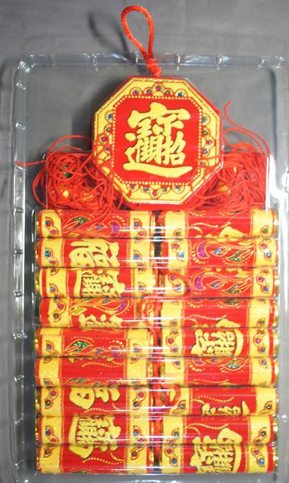 中国では爆竹は邪を払う効果があるとして、お祝い事などで盛大に鳴り立てます。その効果を平時にも、という意味で爆竹飾りが好んで壁などに飾られます。 招財を意味する「招財進寶」の組み文字と縁起の良い「福」の字を使った爆竹飾りです。上部飾り、爆竹と...