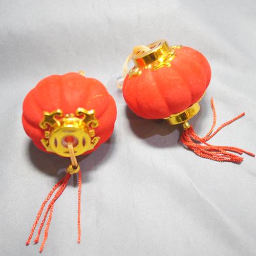 フェルト　ミニランタン Mサイズ　25セット ランタンは中国古来からの照明器具で、中でも宮殿や楼閣に使用されたものを宮燈と呼ばれています。 現在でも中国の古い家屋や、寺社などで、通常は一対で玄関や入り口に飾られています。木製で中華風のインテ...