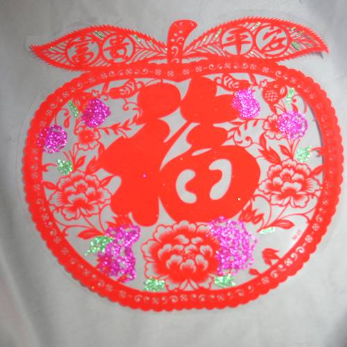 中国では代表的な吉祥のデザインである福の字をモチーフにフェルト地で作られた壁飾りです。通常は「福」字を逆さにして飾ることもありますが、これは「倒福」という語呂合わせで、福が降りてくるようにという願いを込めた、中国の風習です。紅い桃の形の中央...