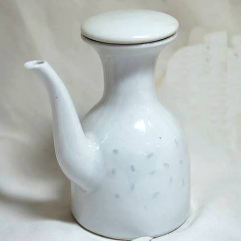 高さ:12cm、底面径7cm 景徳鎮は中国食器でもっとも伝統的な産地です。ホタル焼きは独特の透かしがあり、光などにかざして見ると透かしの部分に光が入り、とても綺麗に見えます。