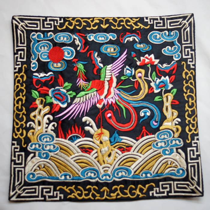 鮮やかな中国風刺繍で作られたマットです。 サテン生地に鳳凰の刺繍がされたマットですが、鳳凰は幸運を招くといわれる吉祥ので縁起のいい架空の動物といわれています。お茶会や食事用のランチョンマット、ティーマットとしてご利用ください。中華風の部屋の...