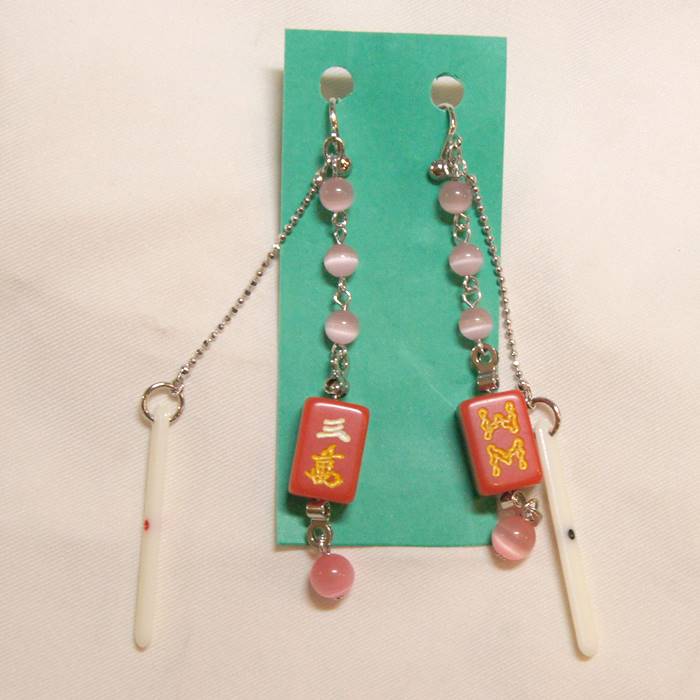 麻雀牌＋点棒 イヤリングB 全長10cm〜11cm 麻雀牌と点棒が耳のところで揺れて、個性的でかわいいです！ ※牌や点棒の種類はご指定できませんので、あらかじめご了承下さい。