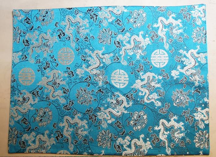 チャイナドレスと同じサテン生地でできたランチョンマットです。 中国をイメージさせる龍柄は大人気で、ちょっとしたお茶会などで重宝しますので、ランチマットやティーマットとしてお使いいただけます。 ・サイズ　28cm×38cm ・サテン製