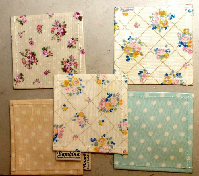 コースター5枚セット メール便発送で送料込み 5枚セット販売ですが、柄はご選択できませんので、ご了承下さい。 大きさ：約10cm×10cm　 素材：表地＝PVC加工キャンパス地