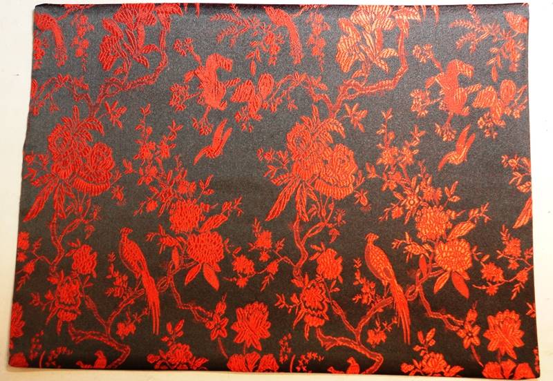 チャイナドレスと同じサテン生地でできたランチョンマットです。 中国をイメージさせる龍柄は大人気で、ちょっとしたお茶会などで重宝しますので、ランチマットやティーマットとしてお使いいただけます。 ・サイズ　28cm×38cm ・サテン製