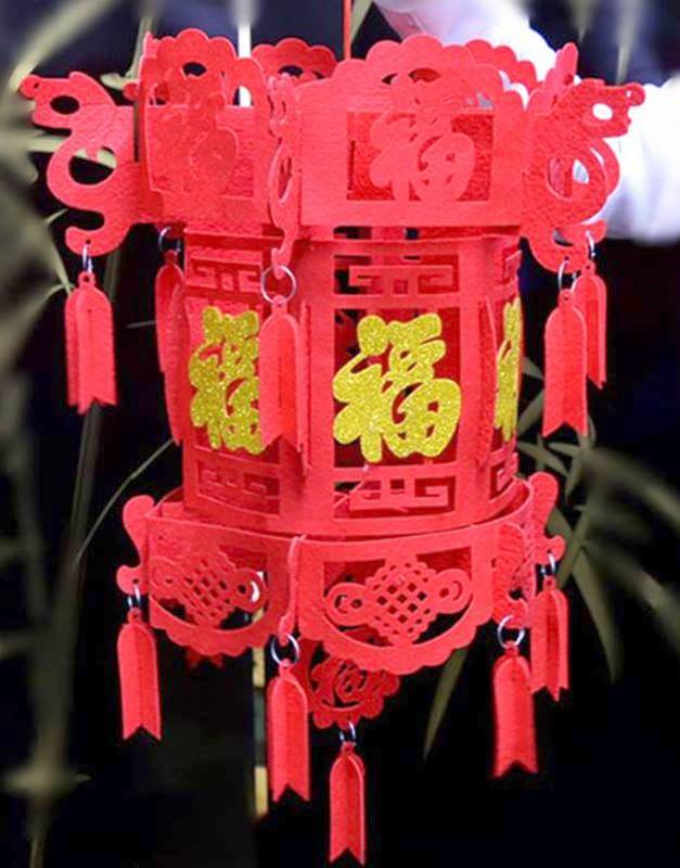 吉祥 フェルト ランタン飾り 角型 大 ・サイズ　幅約45cm×45cm ・吊り下げ時全長　約65cm ・中国製 フェルト製の透かしがきれいに入った、簡単な組み立て式ランタン飾りです。風があたるとゆるりと回転して、シルエットなどが素敵です。...