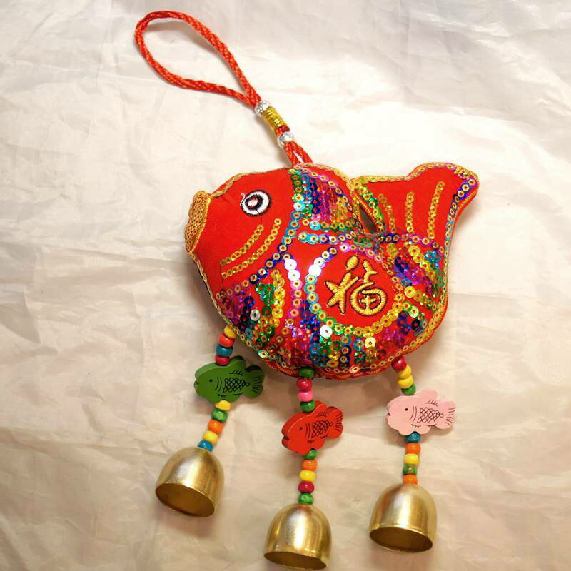 おめでたい中国の飾り物 吉祥 お魚飾り ドアベル 中国では「魚 YU」は「余る」につながり大変縁起が良いシンボルとされていて、これはお目出度い吉祥魚の中国飾りです。下部にかわいい鈴が付いていますので、ドアベルとしてもご使用頂けます。 ・吊る...