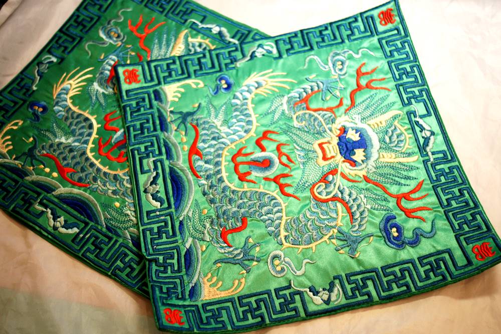 鮮やかな中国風刺繍で作られたマットです。 サテン生地に五本爪龍の刺繍がされたマットですが、お茶会や食事用のランチョンマット、ティーマットとしてご利用ください。中華風の部屋のインテリアとして、お早の壁などに飾ってもきれいです。 ・サイズ　26...
