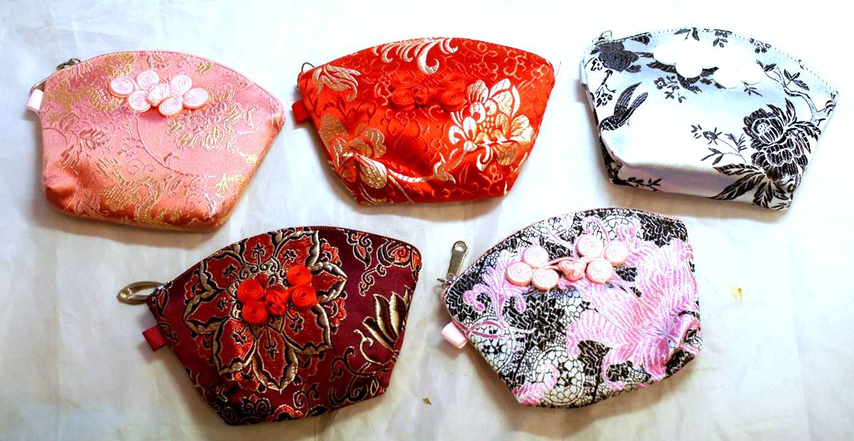 2個セット（色はご選択不可） ・サイズ　約11cm（幅）×2cm（底面）×9cm（高さ） ・重量　約18g 可愛い珠がついています ・中国製 ※柄の入り方や色合いは、再入荷の度に変わる場合がございますので、ご了承下さい。　