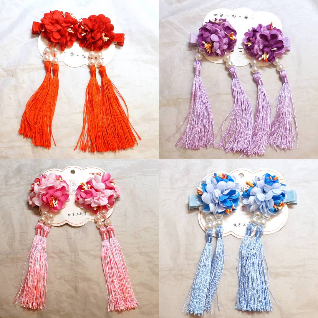 可愛い花模様の髪飾り チャイナドレスを作るときにでる端布を使用した、可愛い花髪飾りです。上部分には満開の花をあしらい、下に房をが垂れ下がっています。チャイナドレスに合わせるとポイントUP間違い無しです。 ・サイズ　直径φ約5cm（お花部分）...