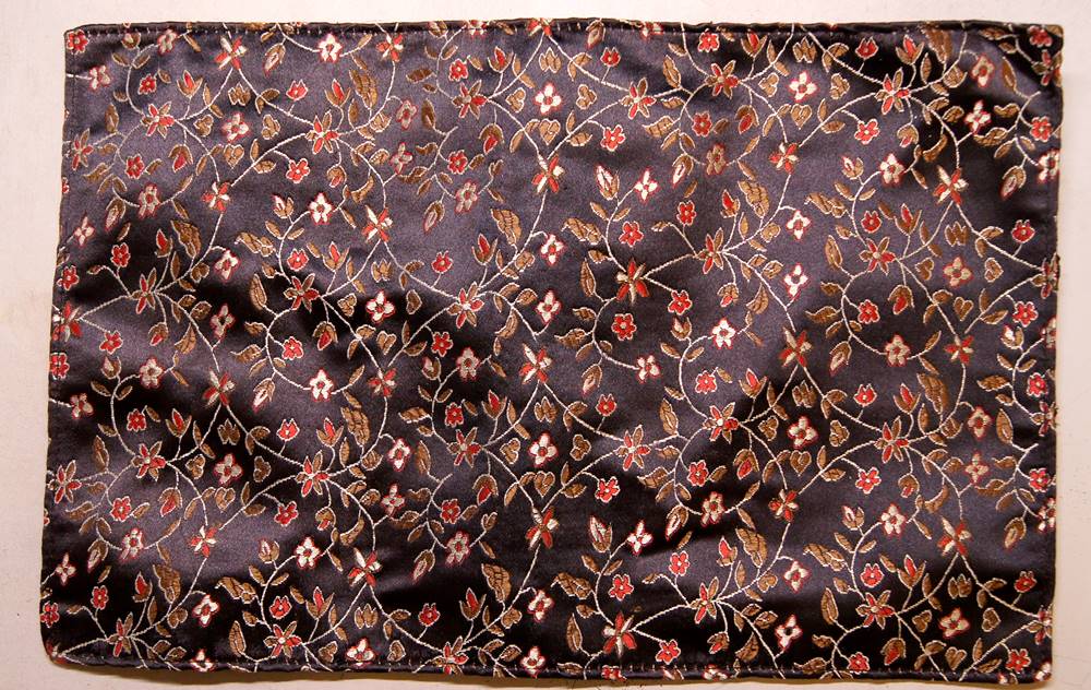 チャイナドレスと同じサテン生地でできたランチョンマットです。 中国をイメージさせる龍柄は大人気で、ちょっとしたお茶会などで重宝しますので、ランチマットやティーマットとしてお使いいただけます。 ・サイズ：22×31cm ・サテン製黒色