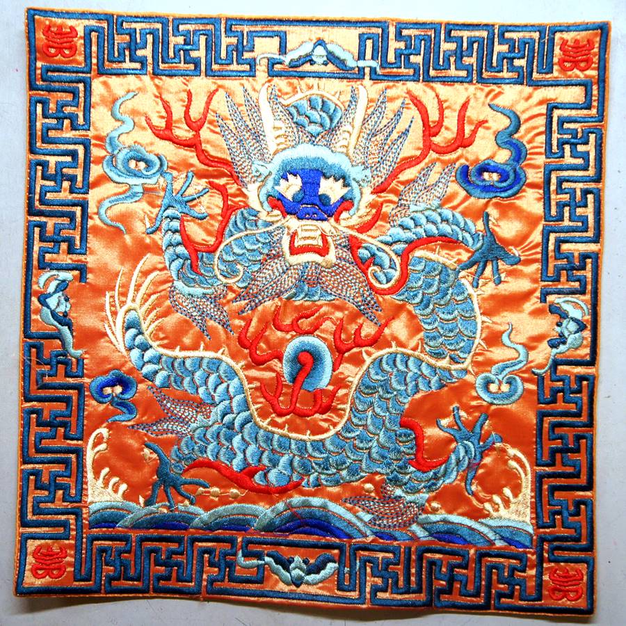 鮮やかな中国風刺繍で作られたマットです。 サテン生地に五本爪龍の刺繍がされたマットですが、五本爪の龍は皇帝を象徴してる権威のある模様です。お茶会や食事用のランチョンマット、ティーマットとしてご利用ください。中華風の部屋のインテリアとして、お...