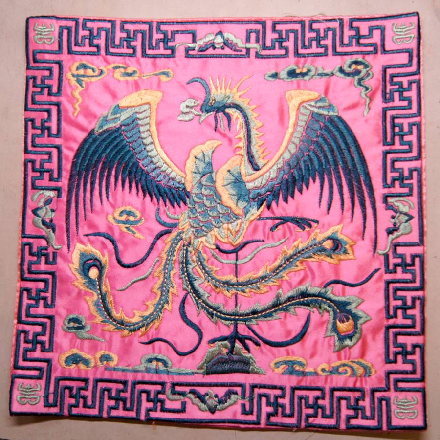 鮮やかな中国風刺繍で作られたマットです。 サテン生地に鳳凰の刺繍がされたマットですが、鳳凰は幸運を招くといわれる吉祥ので縁起のいい架空の動物といわれています。お茶会や食事用のランチョンマット、ティーマットとしてご利用ください。中華風の部屋の...