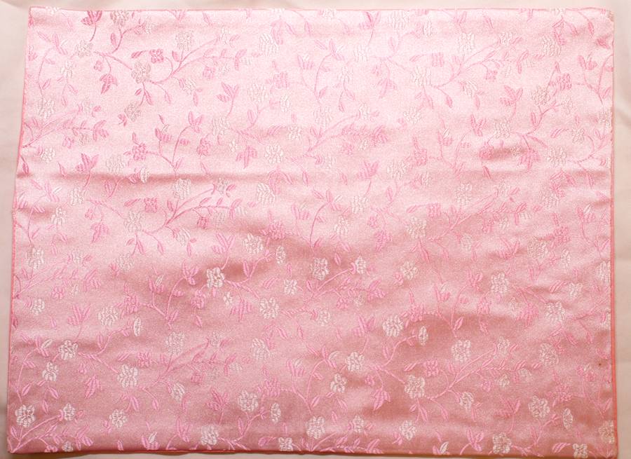 チャイナドレスと同じサテン生地でできたランチョンマットです。 中国をイメージさせる龍柄は大人気で、ちょっとしたお茶会などで重宝しますので、ランチマットやティーマットとしてお使いいただけます。 ・サイズ　28cm×38cm ・サテン製