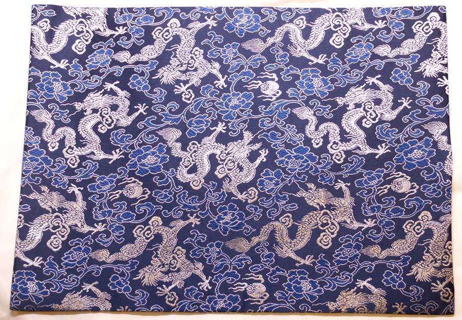 チャイナドレスと同じサテン生地でできたランチョンマットです。 中国をイメージさせる龍柄は大人気で、ちょっとしたお茶会などで重宝しますので、ランチマットやティーマットとしてお使いいただけます。 ・サイズ　28cm×38cm ・サテン製