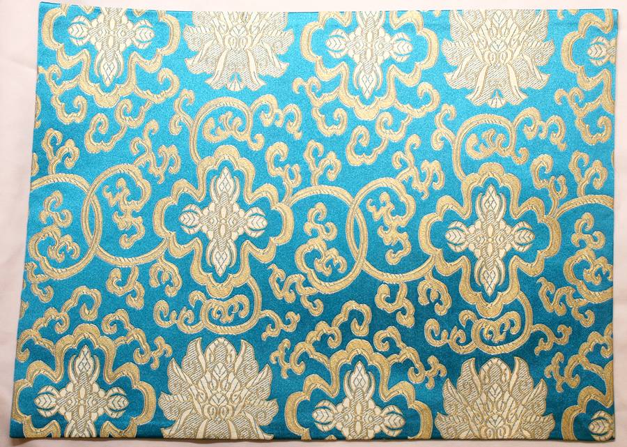 チャイナドレスと同じサテン生地でできたランチョンマットです。 中国をイメージさせる龍柄は大人気で、ちょっとしたお茶会などで重宝しますので、ランチマットやティーマットとしてお使いいただけます。 ・サイズ　28cm×38cm ・サテン製