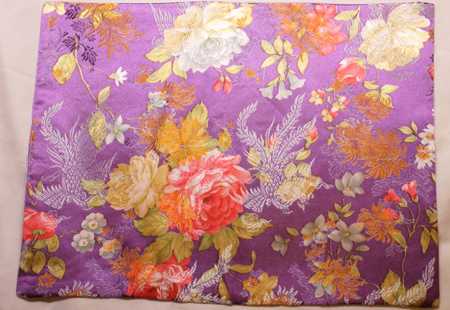 チャイナドレスと同じサテン生地でできたランチョンマットです。 中国をイメージさせる龍柄は大人気で、ちょっとしたお茶会などで重宝しますので、ランチマットやティーマットとしてお使いいただけます。 ・サイズ　28cm×38cm ・サテン製