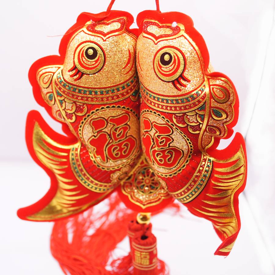 吉祥の双魚がついた飾り 中国では「魚」は「余る」につながり大変縁起が良いシンボルとされています。本商品はお目出度い吉祥双魚の中国飾りです。中華料理店などの店舗装飾や、映画・バラエティーなどの小道具にも人気の商品です。 ・吊るし時　全長70c...