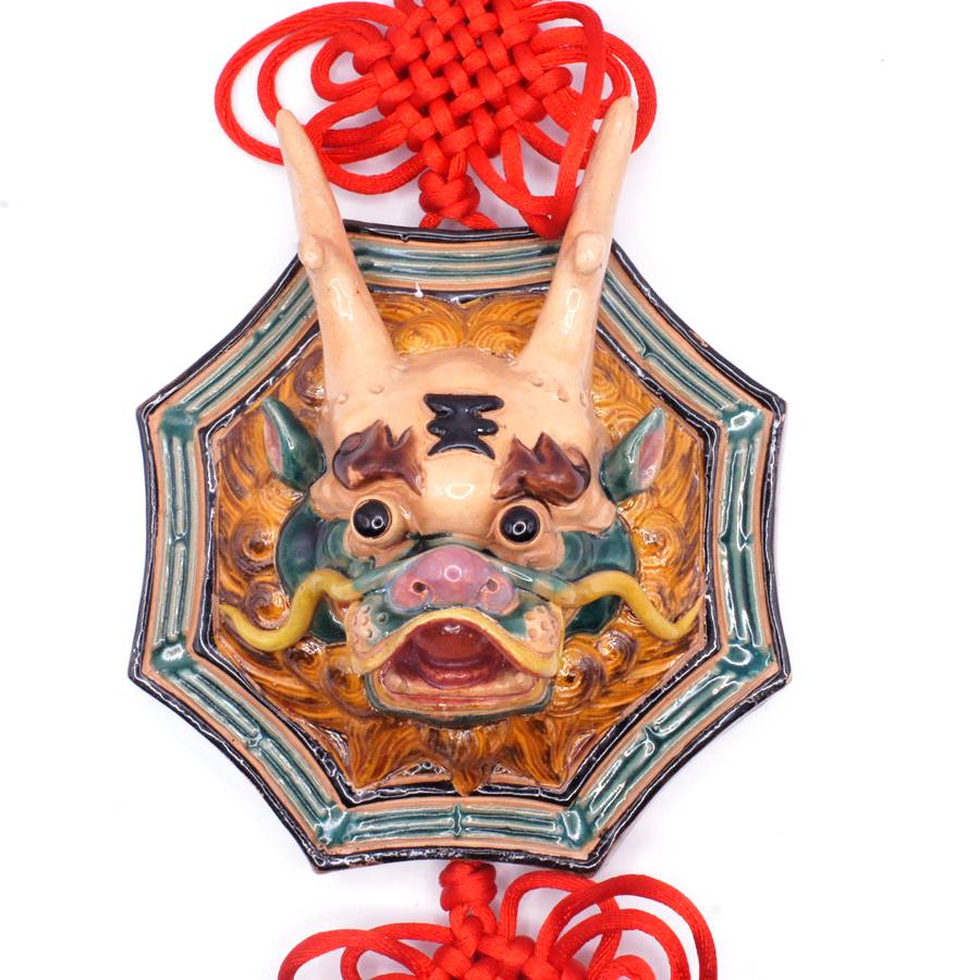 龍頭牌飾り　 重量290g、全長80cm 牌の大きさ12cm ×14cm 材質：練り物（ポリストーン） 龍は開運のシンボルとして古代より文様として使われてきました。開運を導いてくれるといわれています。額にある八卦が玄関や入口に掛けて入ってく...