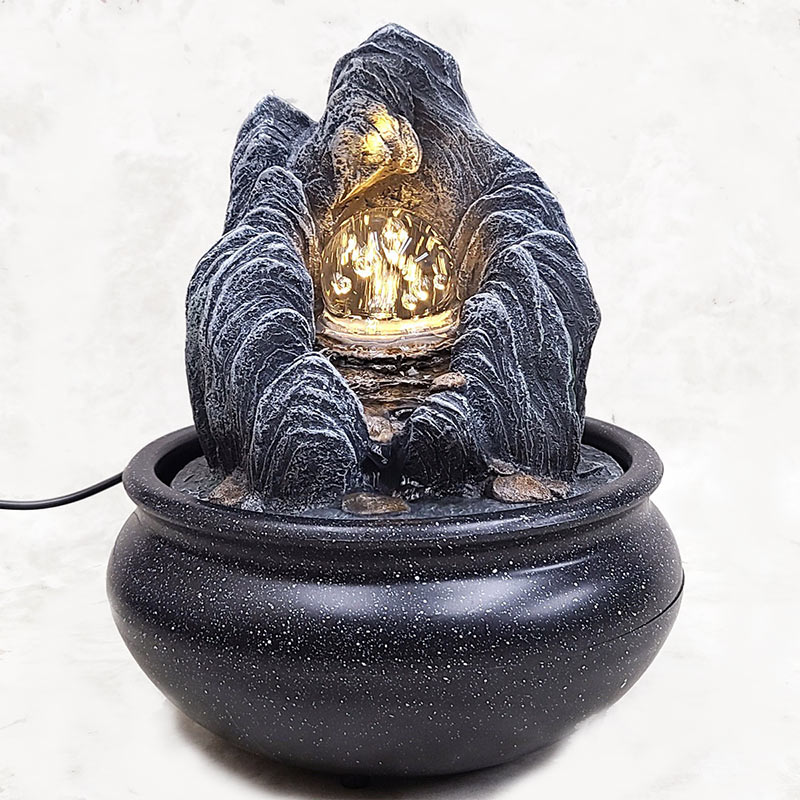 山水龍脈玉龍珠(噴水) 大きさ 本体：約幅16cm×奥行き16cm×高さ21cm（樹脂製） 龍珠：約直径3.9cm(ガラス製) ※龍珠の内側の細工は気泡の場合やクラックの場合など、個体差がございます。予めご了承下さい。 水で財運を呼び込む！...