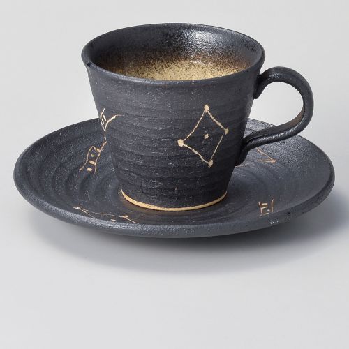 商品情報商品名：黒吹絵彫コーヒー皿メーカー型番：542-149(旧型番：608-248)品番：059151入り数：1サイズ：φ15×2cm原産国：JPN 材質：陶器※こちらの商品はコーヒー皿(ソーサー)のみとなります。碗(カップ)は付属致し...