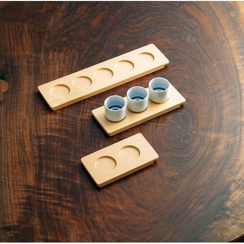 ■商品説明■商品名：利き酒トレイ(白木) 3穴メーカー：ヤマコーメーカー品番：21-115-08外形寸法：幅22×9×1.5cm(mm)お届け数：1商品コード：16229【配送料について】【ご注意】画面上の色はブラウザやご使用のパソコンの設...