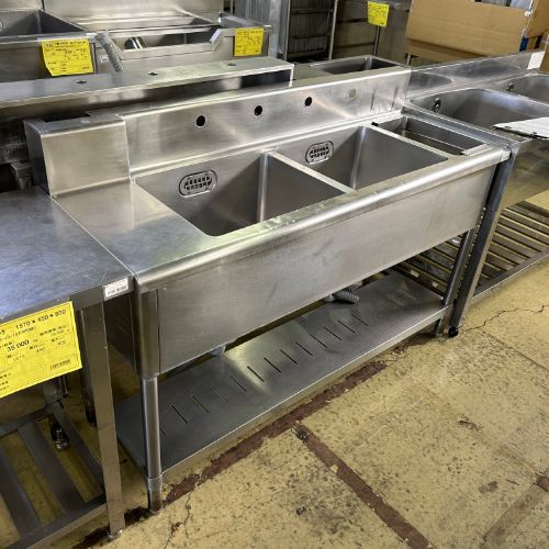 ■ 商品について ■業務用ステンレス流し台です■ 商品概要 ■商品名：二槽シンク ダスト付き外形寸法：W1340×D500×H800(mm)メーカー：不明型式：不明付属品：なし説明書：なし保証期間：なしランク：B特記事項：- 販売店：テンポ...